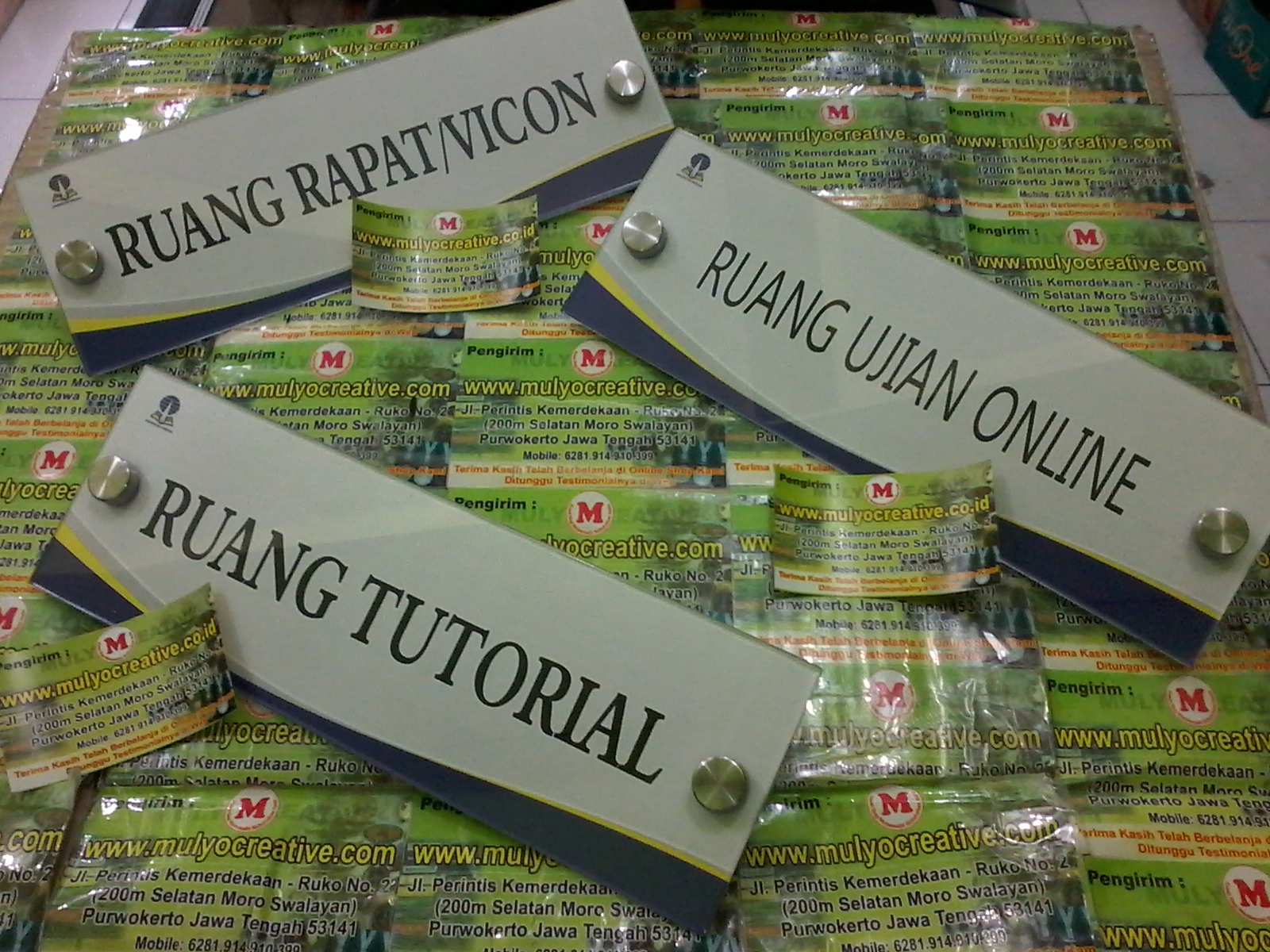 Papan Nama Ruang Tanda Untuk Ruang | pesan name tag plakat pin lencana ...