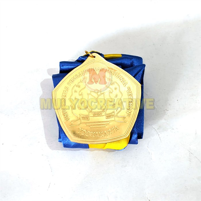 Pesan Medali Universitas Pembangunan Nasional Warna Gold – pesan name tag plakat pin lencana ...